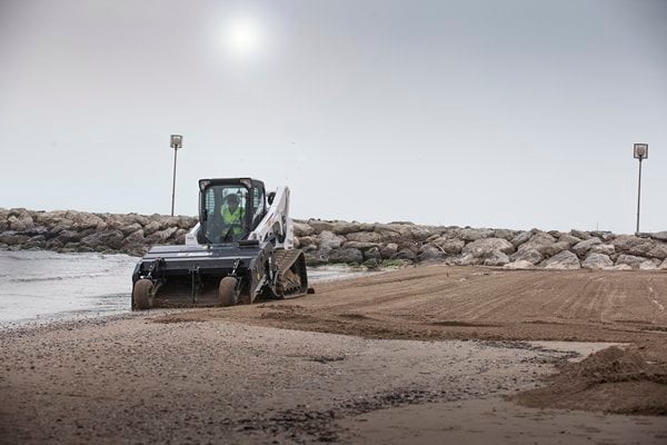Bobcat Launches New Sand Cleaner Attachmen - CraneMarket Blog