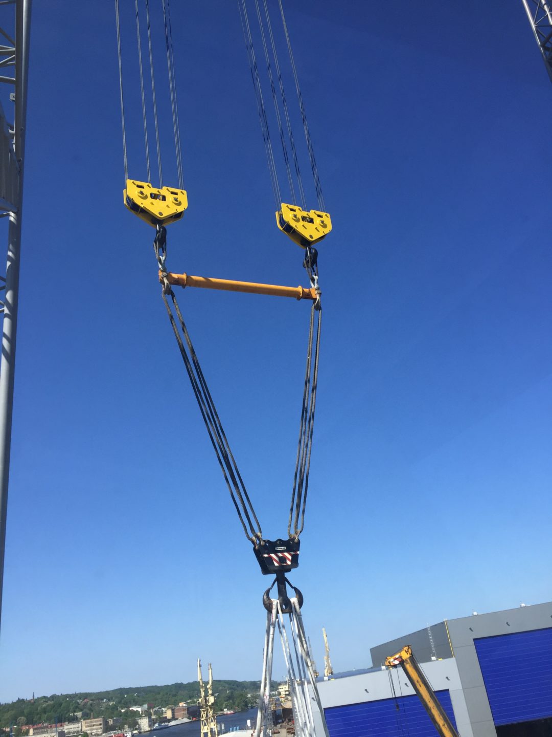 Rigging manufacturer Modulift Spreader Beam Lifts 380t Towers for ...