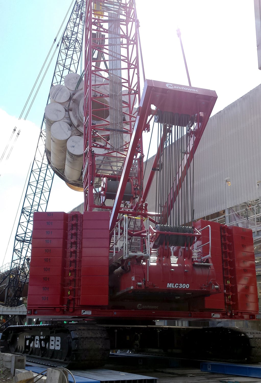 W.O. Grubb's Manitowoc MLC300 navigates soft soil and tight quarters to ...