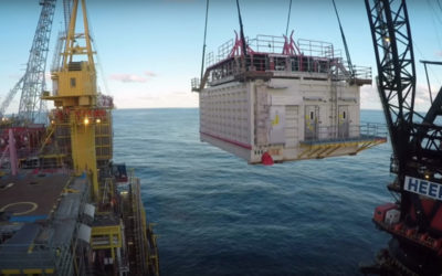 Video of worlds largest crane vessel "Thialf" safely lifting a 220-ton ...