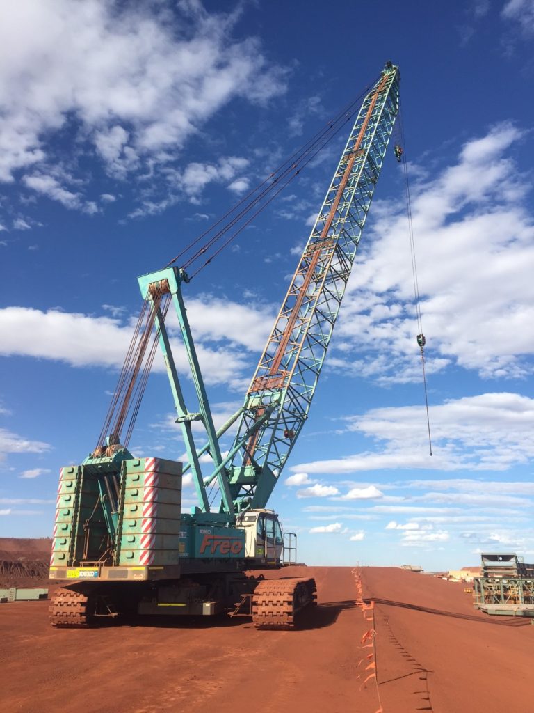 A Freo owned Kobelco CKE2500 crawler crane working on the Roe Hwy ...