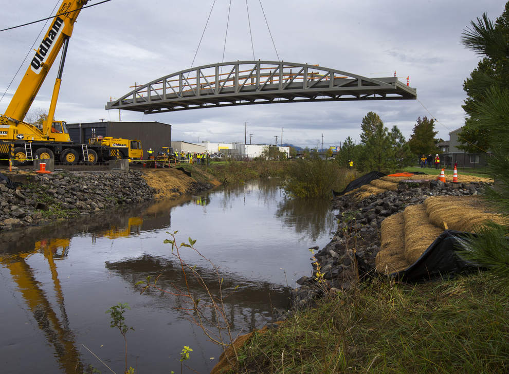 A Demag AC 435 operated by Oldham Crane Service, Inc. sets a new foot ...