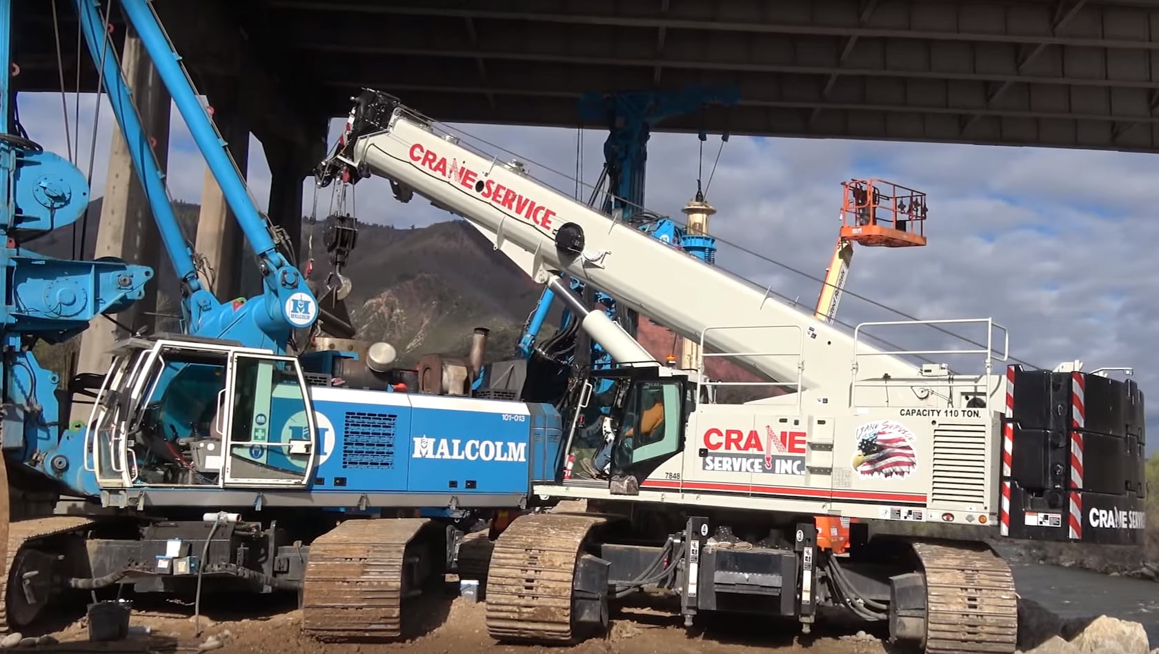 Official video of a Link-Belt TCC-1100 tele crawler operating under ...