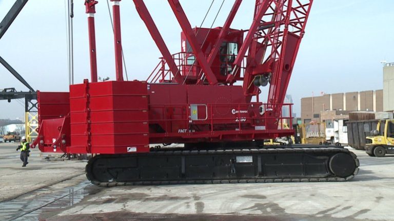 New Manitowoc 2250 300-ton crawler crane makes first heavy lift at Port ...