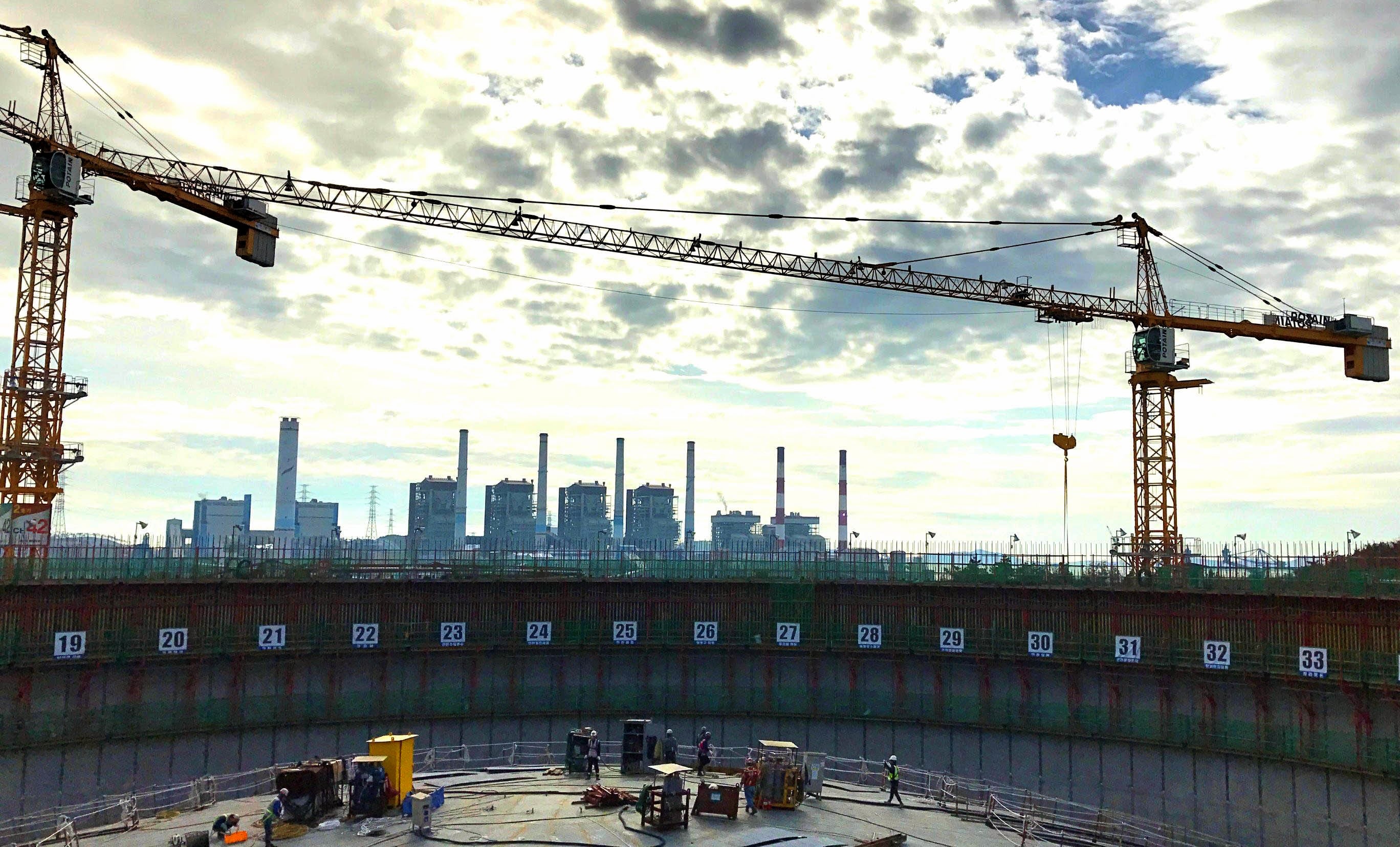 Potain MC 310 K12 tower cranes starting work on Liquefied Natural Gas ...