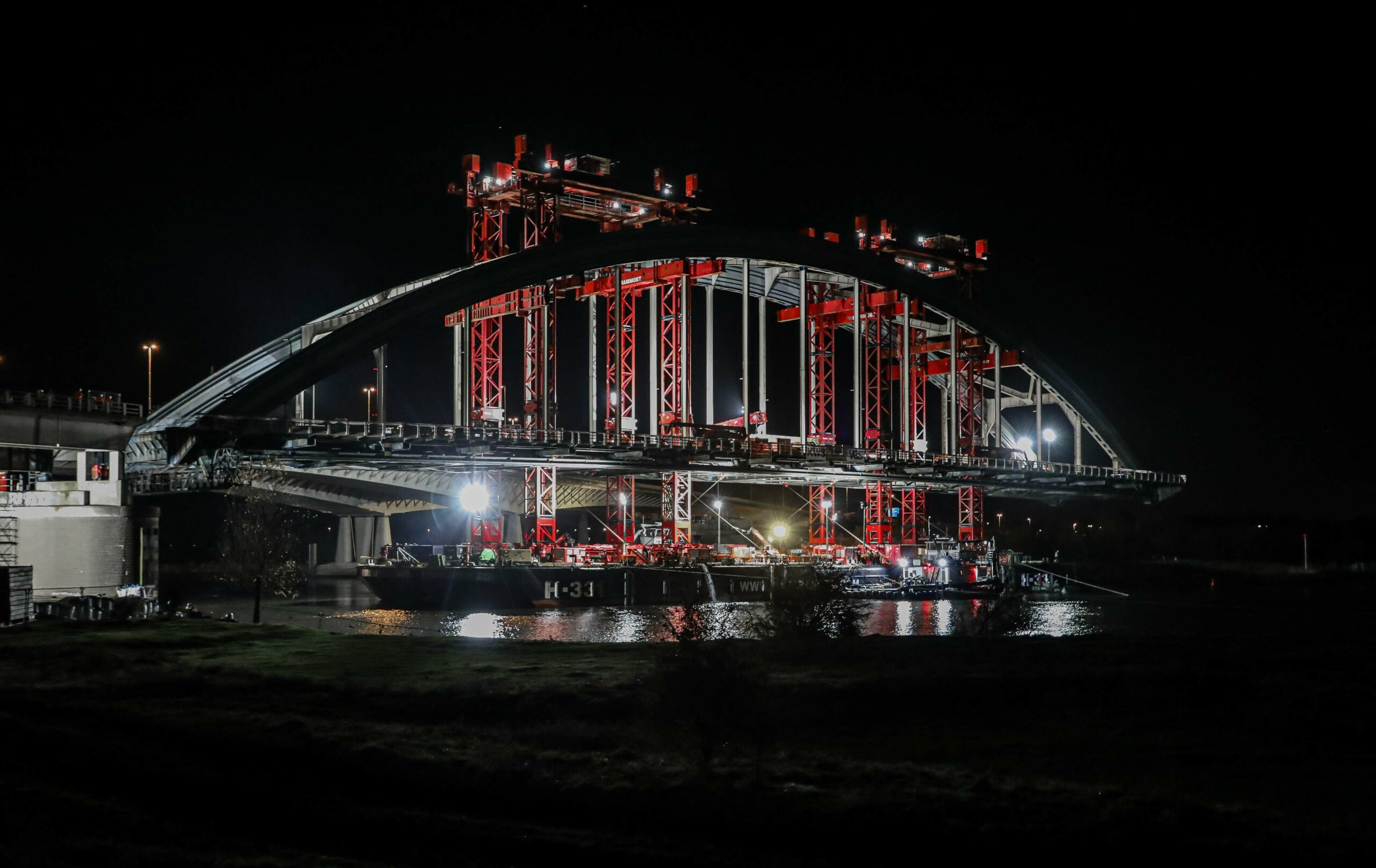 Mammoet moves 5,000-ton old Lek Bridge from 1936 at night in Vianen ...